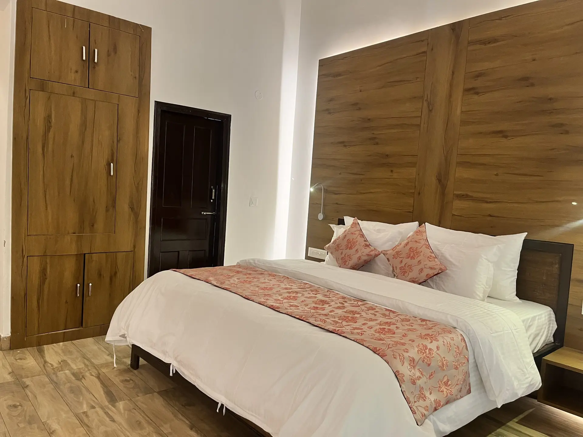 Crestmont Snow View Hotel Ranikhet - Crestmont Hotel